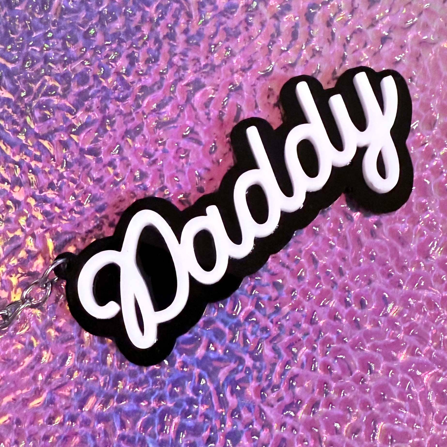 Daddy Keychain: White Letters / Black Outline – Keller Kreuzberg
